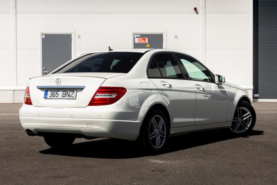 White Mercedes-Benz C 180 2011 in Tallinn, with an engine capacity of 2.10 L and mileage of 287 thousand km for 7290 €, photo 3 on AUTOMOTO.COM.LV