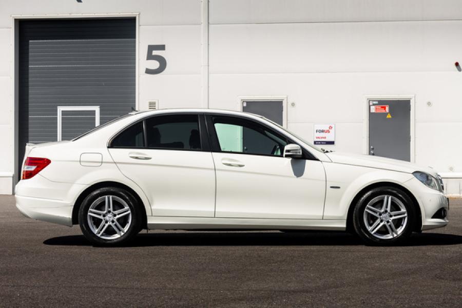 White Mercedes-Benz C 180 2011 in Tallinn, with an engine capacity of 2.10 L and mileage of 287 thousand km for 7290 €, photo 6 on AUTOMOTO.COM.LV