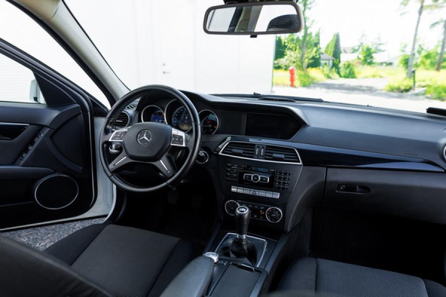 White Mercedes-Benz C 180 2011 in Tallinn, with an engine capacity of 2.10 L and mileage of 287 thousand km for 7290 €, photo 8 on AUTOMOTO.COM.LV