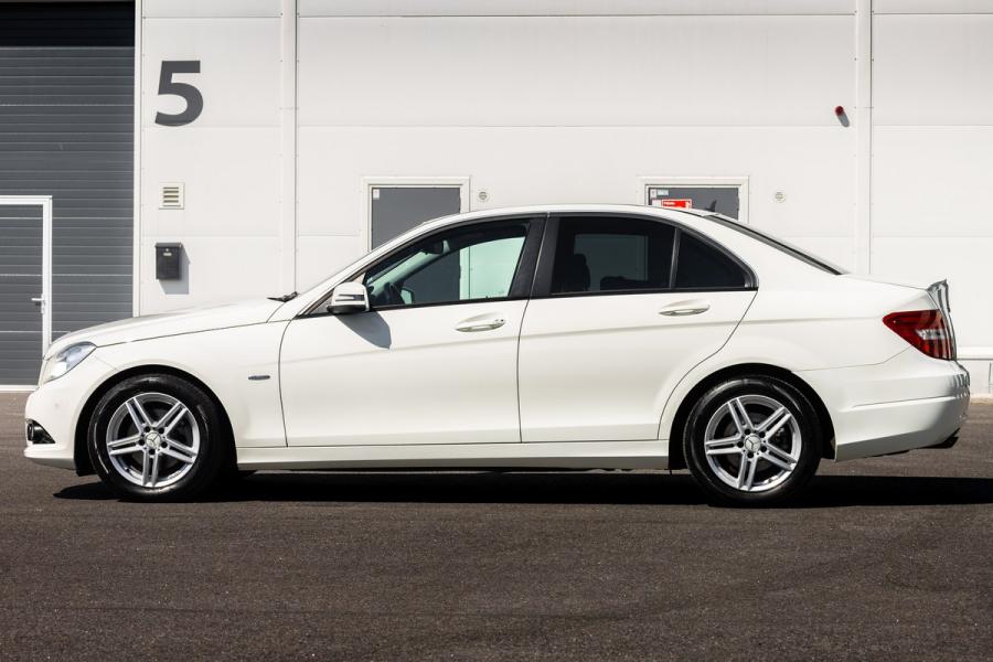 White Mercedes-Benz C 180 2011 in Tallinn, with an engine capacity of 2.10 L and mileage of 287 thousand km for 7290 €, photo 19 on AUTOMOTO.COM.LV