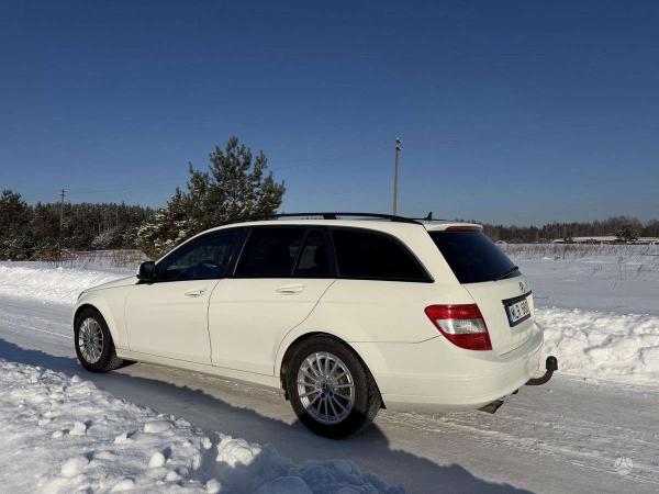 White Mercedes-Benz C 180 2008 in Vilnius, with an engine capacity of 1.79 L and mileage of 338 thousand km for 2850 €, photo 4 on AUTOMOTO.COM.LV