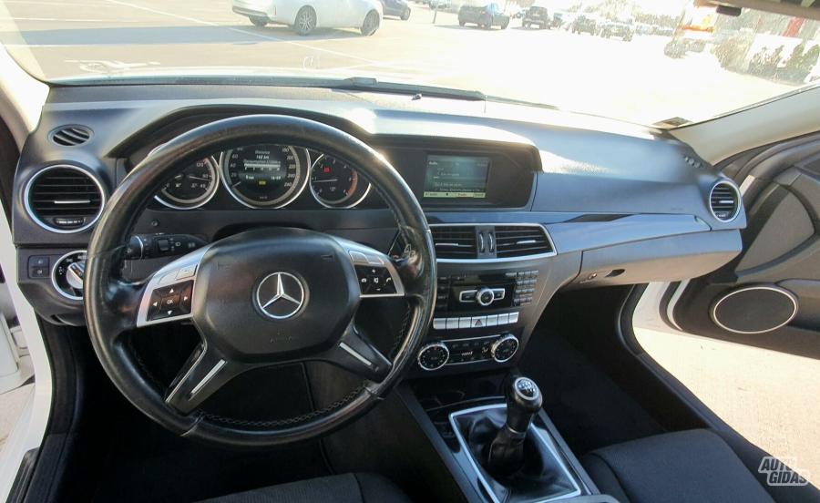 Balts Mercedes-Benz C 180 2014 Viļņa, ar dzinēja tilpumu 2.10 L un nobraukumu 300 tūkst. km par 3800 €, foto 9 vietnē AUTOMOTO.COM.LV