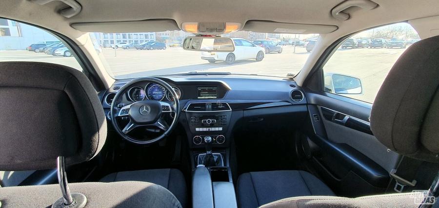 Balts Mercedes-Benz C 180 2014 Viļņa, ar dzinēja tilpumu 2.10 L un nobraukumu 300 tūkst. km par 3800 €, foto 13 vietnē AUTOMOTO.COM.LV