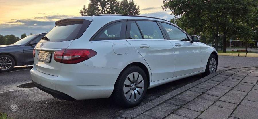 White Mercedes-Benz C 180 2016 in Vilnius, with an engine capacity of 1.60 L and mileage of 461 thousand km for 8888 €, photo 4 on AUTOMOTO.COM.LV