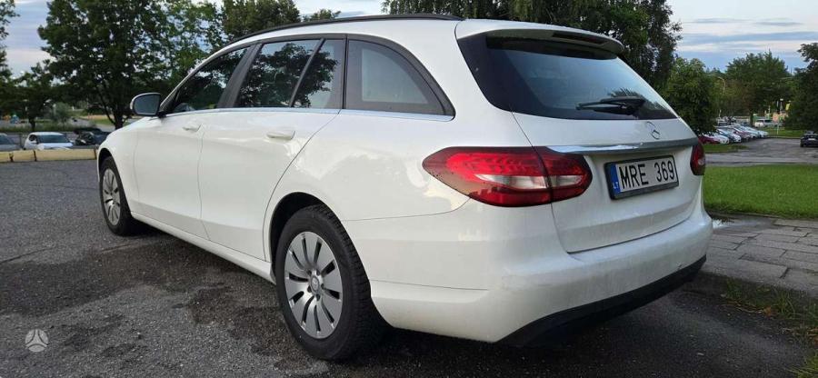White Mercedes-Benz C 180 2016 in Vilnius, with an engine capacity of 1.60 L and mileage of 461 thousand km for 8888 €, photo 5 on AUTOMOTO.COM.LV