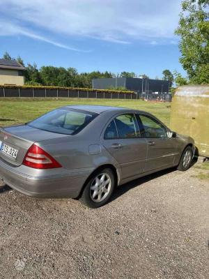 Dzeltens Mercedes-Benz C 180 2003 Kauņa, ar dzinēja tilpumu 1.80 L un nobraukumu 261 tūkst. km par 1700 €, foto  vietnē AUTOMOTO.COM.LV