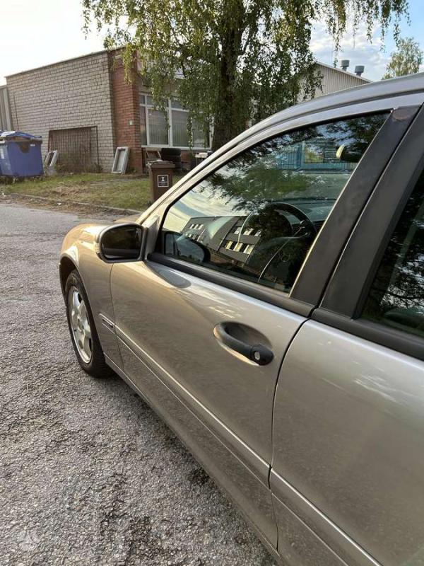 Yellow Mercedes-Benz C 180 2005 in Alytus, with an engine capacity of 1.80 L and mileage of 179 thousand km for 2200 €, photo 9 on AUTOMOTO.COM.LV