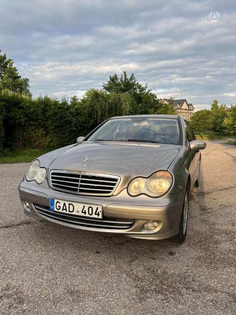 Yellow Mercedes-Benz C 180 2005 in Alytus, with an engine capacity of 1.80 L and mileage of 179 thousand km for 2200 €, photo 3 on AUTOMOTO.COM.LV