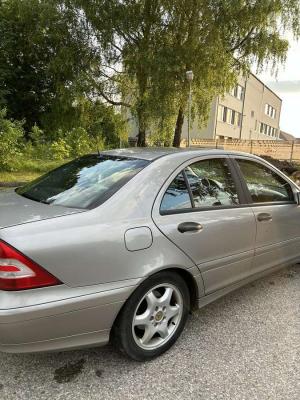 Yellow Mercedes-Benz C 180 2005 in Alytus, with an engine capacity of 1.80 L and mileage of 179 thousand km for 2200 €, photo 7 on AUTOMOTO.COM.LV