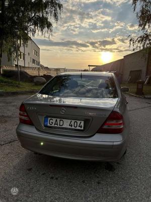 Yellow Mercedes-Benz C 180 2005 in Alytus, with an engine capacity of 1.80 L and mileage of 179 thousand km for 2200 €, photo 8 on AUTOMOTO.COM.LV