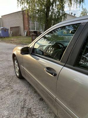 Yellow Mercedes-Benz C 180 2005 in Alytus, with an engine capacity of 1.80 L and mileage of 179 thousand km for 2200 €, photo 10 on AUTOMOTO.COM.LV