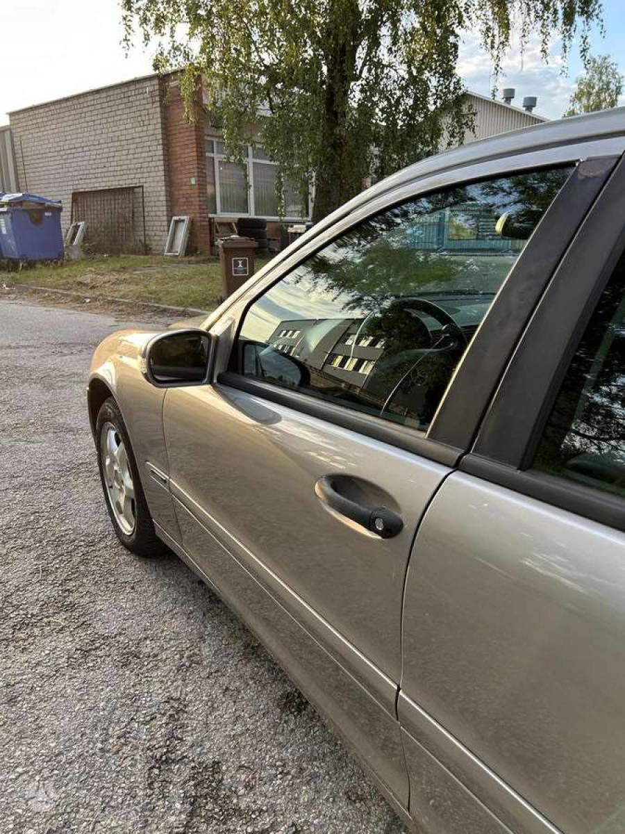 Yellow Mercedes-Benz C 180 2005 in Alytus, with an engine capacity of 1.80 L and mileage of 179 thousand km for 2200 €, photo 10 on AUTOMOTO.COM.LV