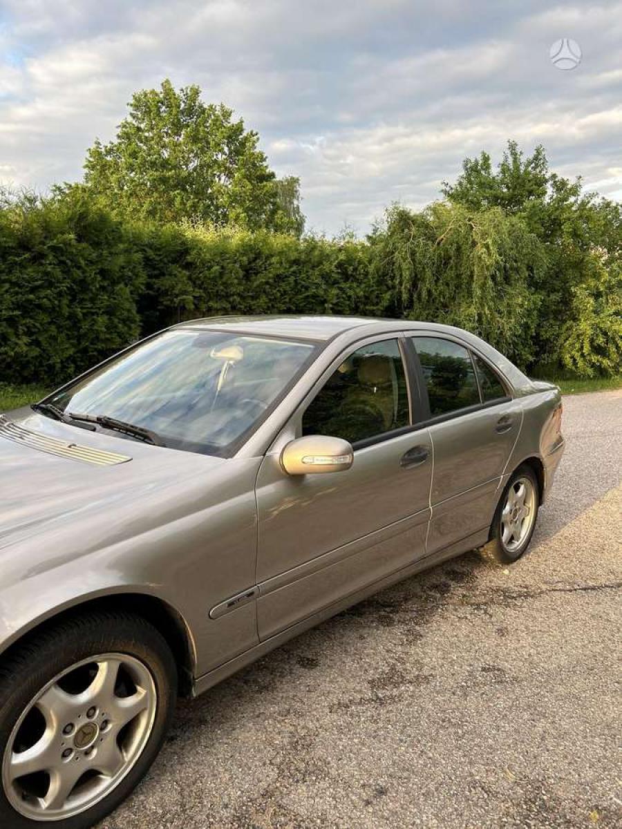 Yellow Mercedes-Benz C 180 2005 in Alytus, with an engine capacity of 1.80 L and mileage of 179 thousand km for 2200 €, photo 11 on AUTOMOTO.COM.LV