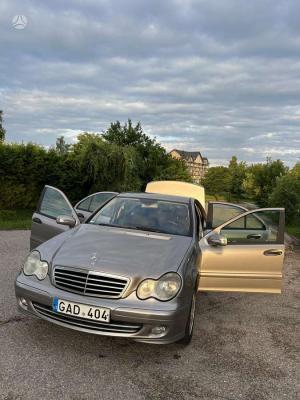 Yellow Mercedes-Benz C 180 2005 in Alytus, with an engine capacity of 1.80 L and mileage of 179 thousand km for 2200 €, photo 12 on AUTOMOTO.COM.LV