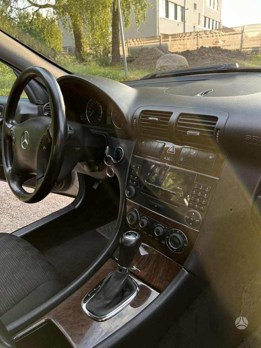 Yellow Mercedes-Benz C 180 2005 in Alytus, with an engine capacity of 1.80 L and mileage of 179 thousand km for 2200 €, photo 13 on AUTOMOTO.COM.LV