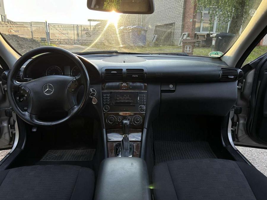 Yellow Mercedes-Benz C 180 2005 in Alytus, with an engine capacity of 1.80 L and mileage of 179 thousand km for 2200 €, photo 15 on AUTOMOTO.COM.LV