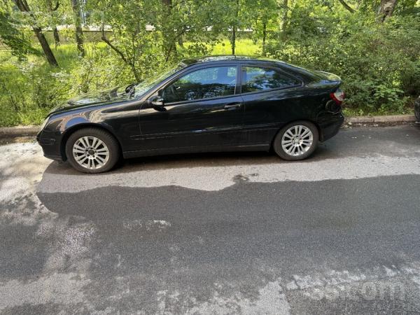 Black Mercedes-Benz C 200 2005 in Riga, with an engine capacity of 2.20 L and mileage of 274 thousand km for 3000 €, photo 2 on AUTOMOTO.COM.LV