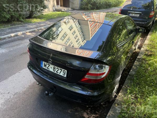 Black Mercedes-Benz C 200 2005 in Riga, with an engine capacity of 2.20 L and mileage of 274 thousand km for 3000 €, photo 4 on AUTOMOTO.COM.LV