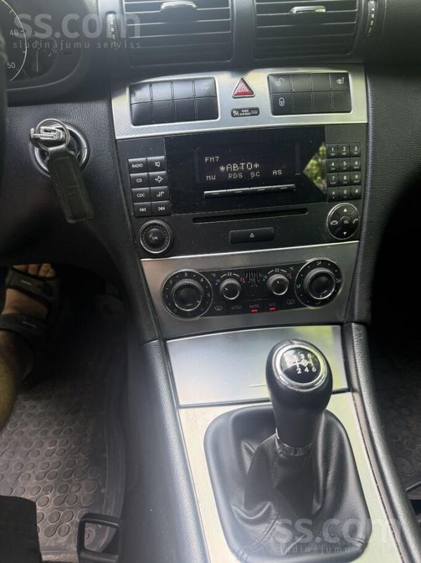 Black Mercedes-Benz C 200 2005 in Riga, with an engine capacity of 2.20 L and mileage of 274 thousand km for 3000 €, photo 5 on AUTOMOTO.COM.LV