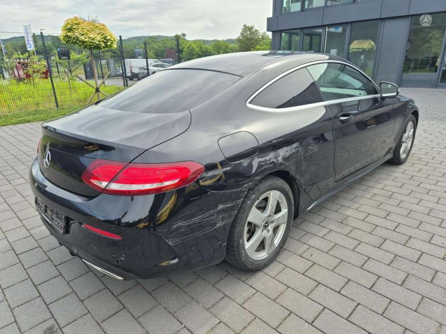Black Mercedes-Benz C 200 2017 in Vilnius, with an engine capacity of 1.99 L and mileage of 134 thousand km for 17990 €, photo 5 on AUTOMOTO.COM.LV