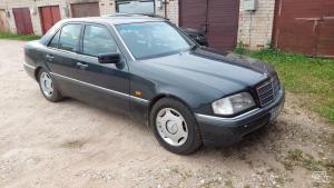 Melns Mercedes-Benz C 200 1993 Viļņa, ar dzinēja tilpumu 2.00 L un nobraukumu 318 tūkst. km par 4500 €, foto  vietnē AUTOMOTO.COM.LV