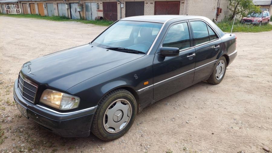 Melns Mercedes-Benz C 200 1993 Viļņa, ar dzinēja tilpumu 2.00 L un nobraukumu 318 tūkst. km par 4500 €, foto 3 vietnē AUTOMOTO.COM.LV