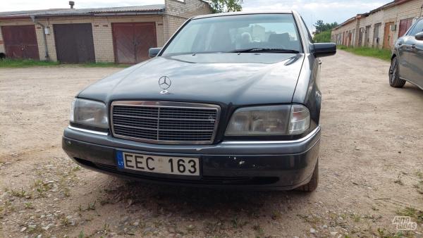 Melns Mercedes-Benz C 200 1993 Viļņa, ar dzinēja tilpumu 2.00 L un nobraukumu 318 tūkst. km par 4500 €, foto 3 vietnē AUTOMOTO.COM.LV