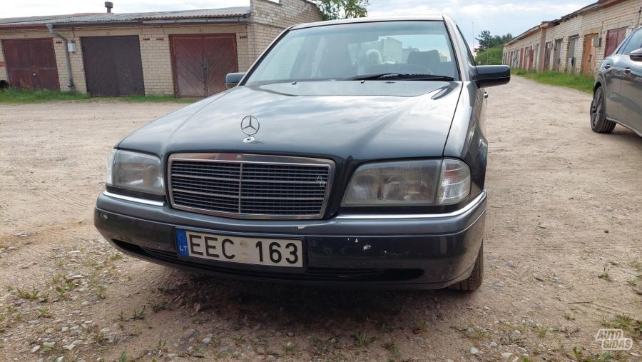 Melns Mercedes-Benz C 200 1993 Viļņa, ar dzinēja tilpumu 2.00 L un nobraukumu 318 tūkst. km par 4500 €, foto 4 vietnē AUTOMOTO.COM.LV