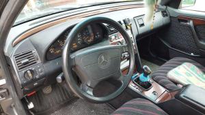 Melns Mercedes-Benz C 200 1993 Viļņa, ar dzinēja tilpumu 2.00 L un nobraukumu 318 tūkst. km par 4500 €, foto 6 vietnē AUTOMOTO.COM.LV