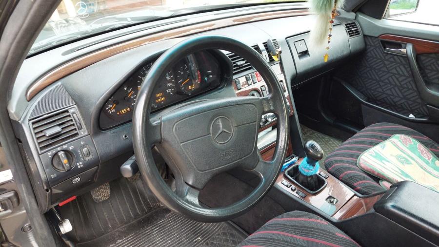 Melns Mercedes-Benz C 200 1993 Viļņa, ar dzinēja tilpumu 2.00 L un nobraukumu 318 tūkst. km par 4500 €, foto 6 vietnē AUTOMOTO.COM.LV