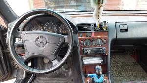 Melns Mercedes-Benz C 200 1993 Viļņa, ar dzinēja tilpumu 2.00 L un nobraukumu 318 tūkst. km par 4500 €, foto 7 vietnē AUTOMOTO.COM.LV