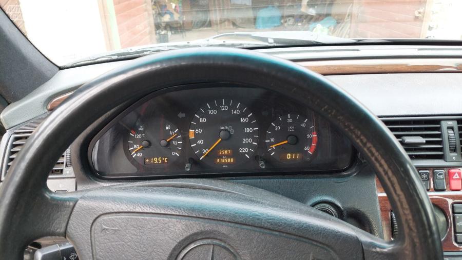 Melns Mercedes-Benz C 200 1993 Viļņa, ar dzinēja tilpumu 2.00 L un nobraukumu 318 tūkst. km par 4500 €, foto 8 vietnē AUTOMOTO.COM.LV