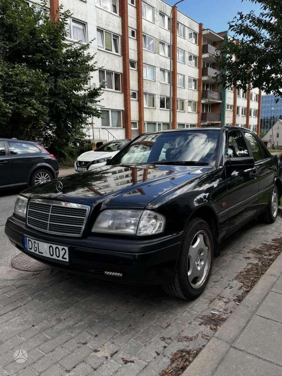 Черный Мерседес Ц 200 1994 в Вильнюс, объемом двигателя 2.00 л и пробегом 333 тыс. км за 2000 €, фото 3 на AUTOMOTO.COM.LV