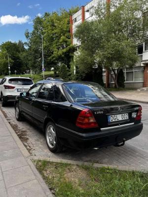 Черный Мерседес Ц 200 1994 в Вильнюс, объемом двигателя 2.00 л и пробегом 333 тыс. км за 2000 €, фото 4 на AUTOMOTO.COM.LV