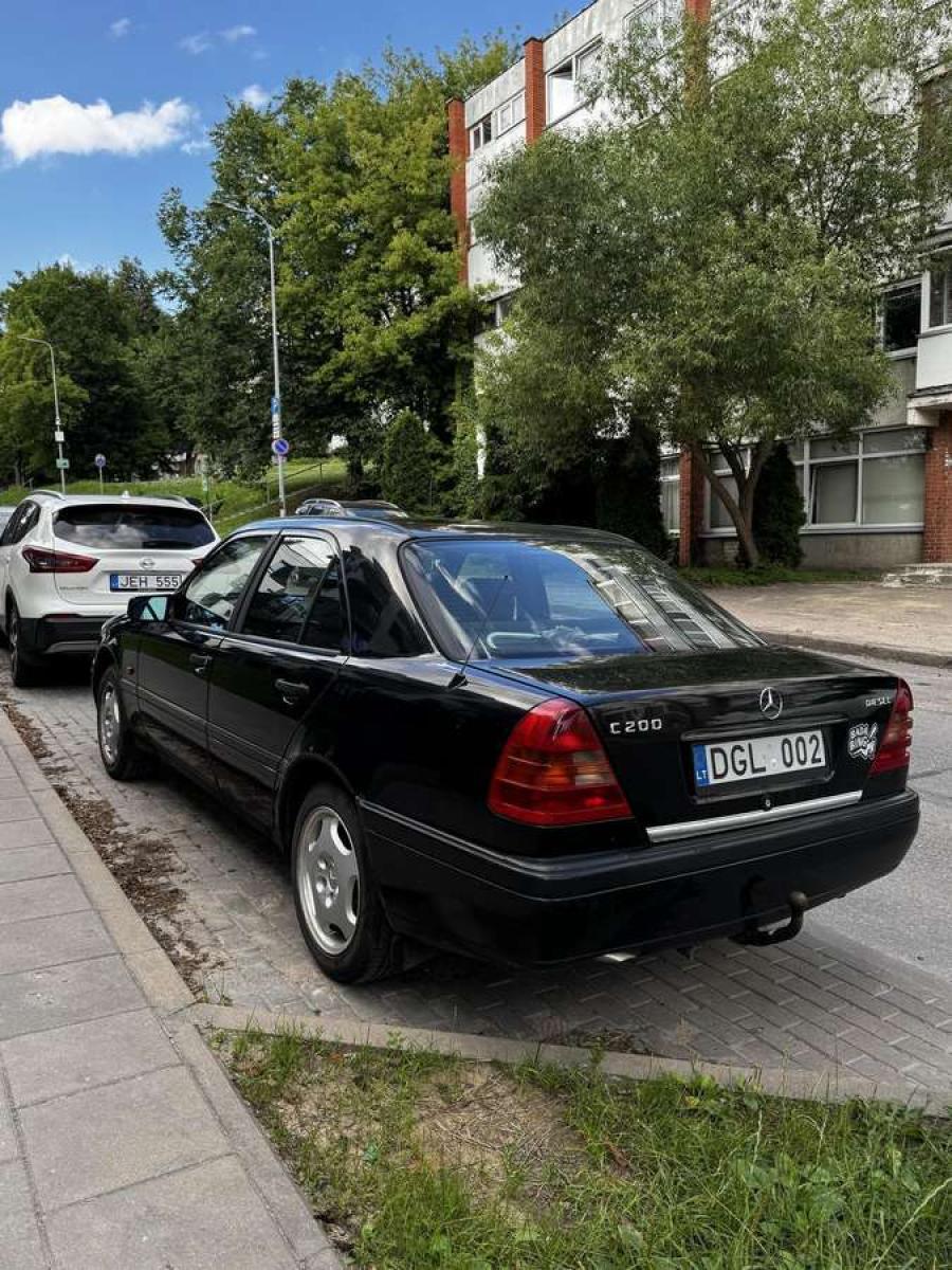 Черный Мерседес Ц 200 1994 в Вильнюс, объемом двигателя 2.00 л и пробегом 333 тыс. км за 2000 €, фото 4 на AUTOMOTO.COM.LV