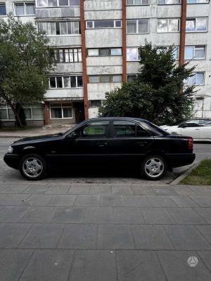 Черный Мерседес Ц 200 1994 в Вильнюс, объемом двигателя 2.00 л и пробегом 333 тыс. км за 2000 €, фото 5 на AUTOMOTO.COM.LV