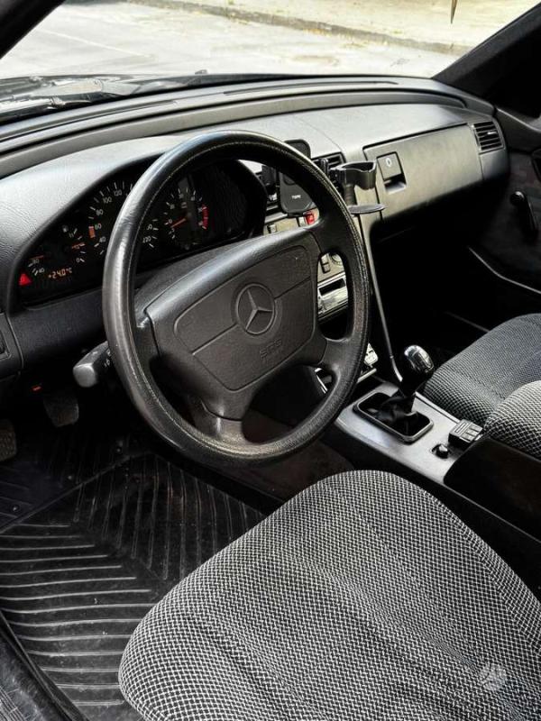 Black Mercedes-Benz C 200 1994 in Vilnius, with an engine capacity of 2.00 L and mileage of 333 thousand km for 2000 €, photo 8 on AUTOMOTO.COM.LV