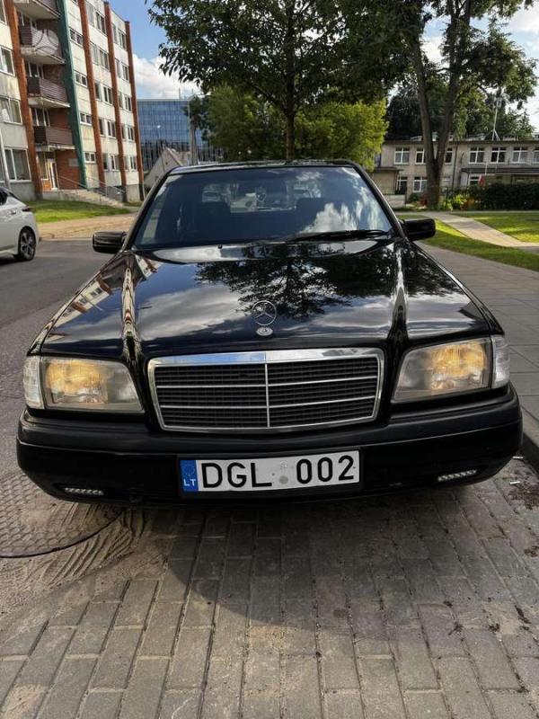 Black Mercedes-Benz C 200 1994 in Vilnius, with an engine capacity of 2.00 L and mileage of 333 thousand km for 2000 €, photo 9 on AUTOMOTO.COM.LV