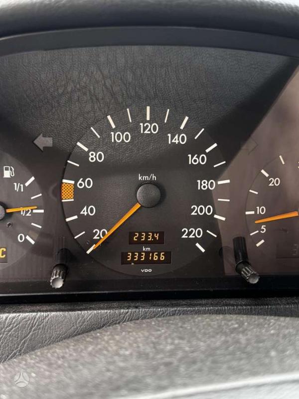 Black Mercedes-Benz C 200 1994 in Vilnius, with an engine capacity of 2.00 L and mileage of 333 thousand km for 2000 €, photo 10 on AUTOMOTO.COM.LV
