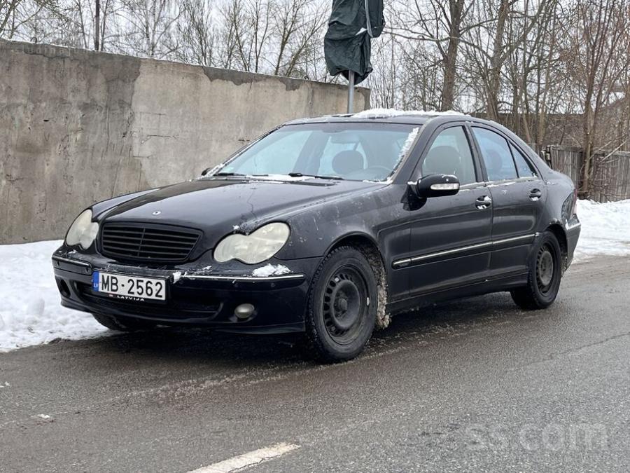 Черный Мерседес Ц 200 2001 в Елгава, объемом двигателя 2.00 л и пробегом 295 тыс. км за 800 €, фото 1 на AUTOMOTO.COM.LV