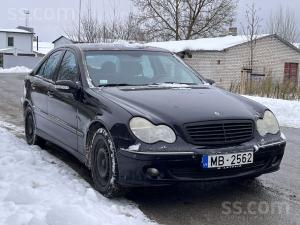 Черный Мерседес Ц 200 2001 в Елгава, объемом двигателя 2.00 л и пробегом 295 тыс. км за 800 €, фото 3 на AUTOMOTO.COM.LV