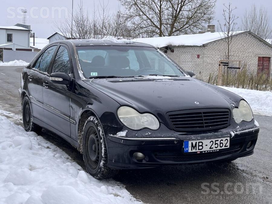 Черный Мерседес Ц 200 2001 в Елгава, объемом двигателя 2.00 л и пробегом 295 тыс. км за 800 €, фото 3 на AUTOMOTO.COM.LV