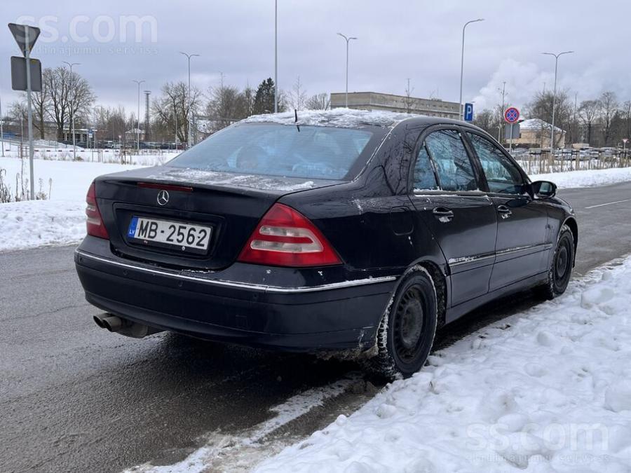 Черный Мерседес Ц 200 2001 в Елгава, объемом двигателя 2.00 л и пробегом 295 тыс. км за 800 €, фото 4 на AUTOMOTO.COM.LV