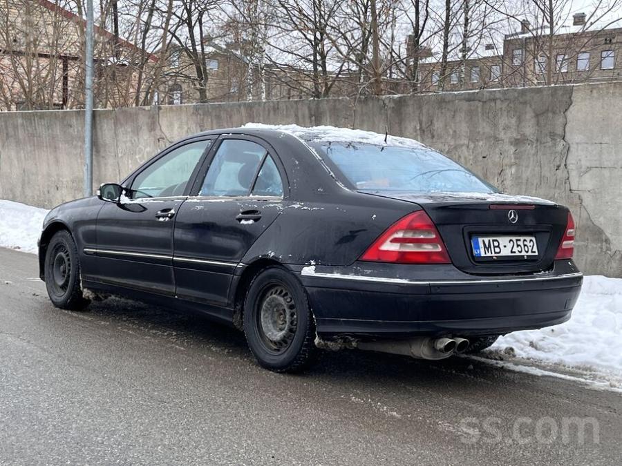 Черный Мерседес Ц 200 2001 в Елгава, объемом двигателя 2.00 л и пробегом 295 тыс. км за 800 €, фото 5 на AUTOMOTO.COM.LV