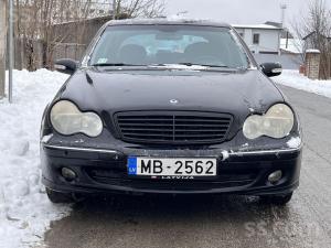 Черный Мерседес Ц 200 2001 в Елгава, объемом двигателя 2.00 л и пробегом 295 тыс. км за 800 €, фото 6 на AUTOMOTO.COM.LV