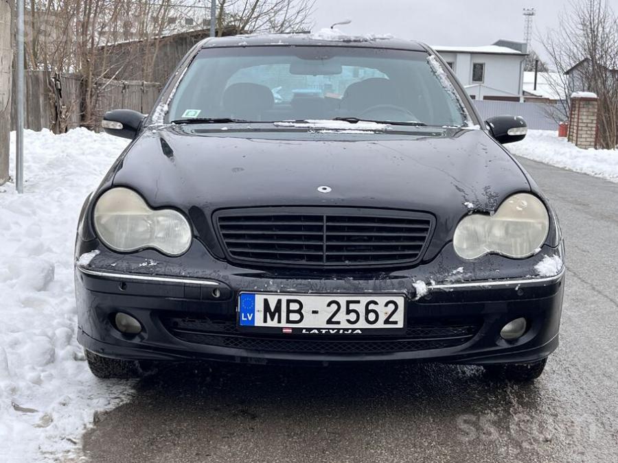 Черный Мерседес Ц 200 2001 в Елгава, объемом двигателя 2.00 л и пробегом 295 тыс. км за 800 €, фото 6 на AUTOMOTO.COM.LV