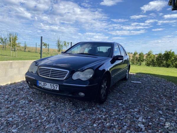 Melns Mercedes-Benz C 200 2001 Klaipėda, ar dzinēja tilpumu 2.15 L un nobraukumu 305 tūkst. km par 999 €, foto 2 vietnē AUTOMOTO.COM.LV