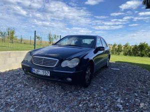 Black Mercedes-Benz C 200 2001 in Klaipeda, with an engine capacity of 2.15 L and mileage of 305 thousand km for 999 €, photo 3 on AUTOMOTO.COM.LV