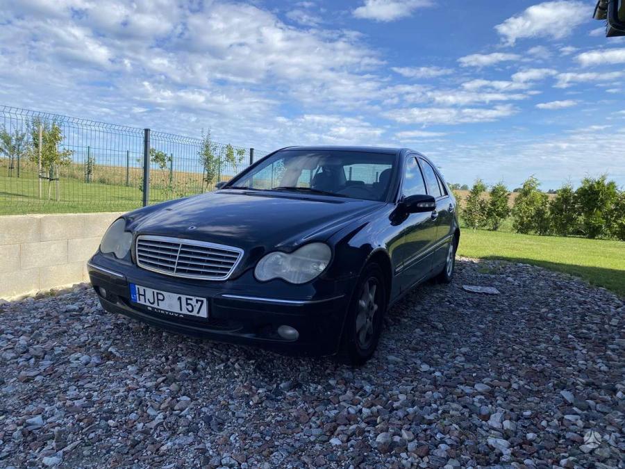 Black Mercedes-Benz C 200 2001 in Klaipeda, with an engine capacity of 2.15 L and mileage of 305 thousand km for 999 €, photo 3 on AUTOMOTO.COM.LV