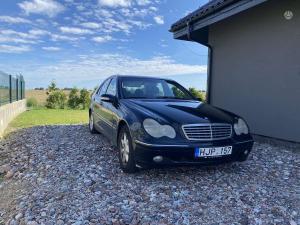 Black Mercedes-Benz C 200 2001 in Klaipeda, with an engine capacity of 2.15 L and mileage of 305 thousand km for 999 €, photo 4 on AUTOMOTO.COM.LV